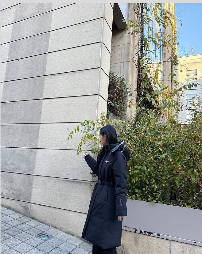 김지원 여왕의 눈부신 겨울 미모 세련된 올블랙 롱패딩 윈터룩 뷰티는 내운명