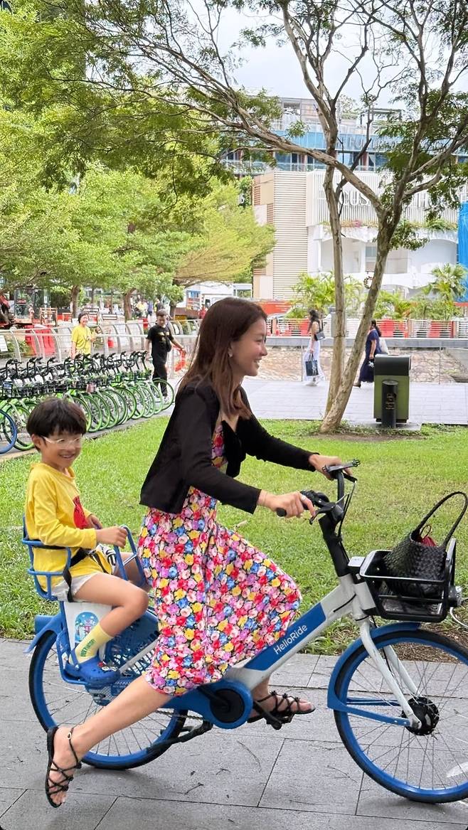 이시영 6살 아들과 싱가포르 자전거 질주 다정한 모자 나들이 꽃무늬 롱스커트룩 뷰티는 내운명