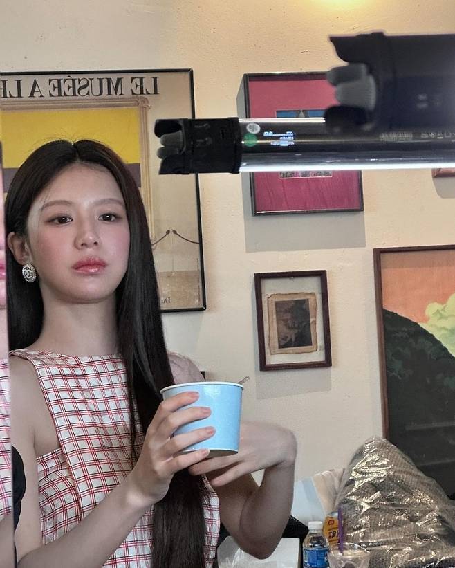 고윤정 샤넬의 뮤즈 앞머리 삐죽한 사랑스러움으로 완성한 트위드룩 스타와 라이프
