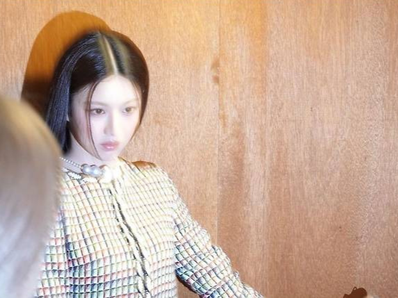 고윤정 샤넬의 뮤즈 앞머리 삐죽한 사랑스러움으로 완성한 트위드룩 스타와 라이프