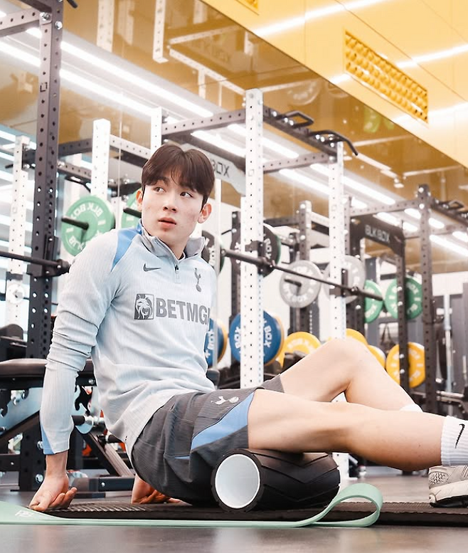 ‘웰컴 투 토트넘 손흥민 지켜보는 가운데 실내 훈련 치른 ‘슈퍼 루키 양민혁