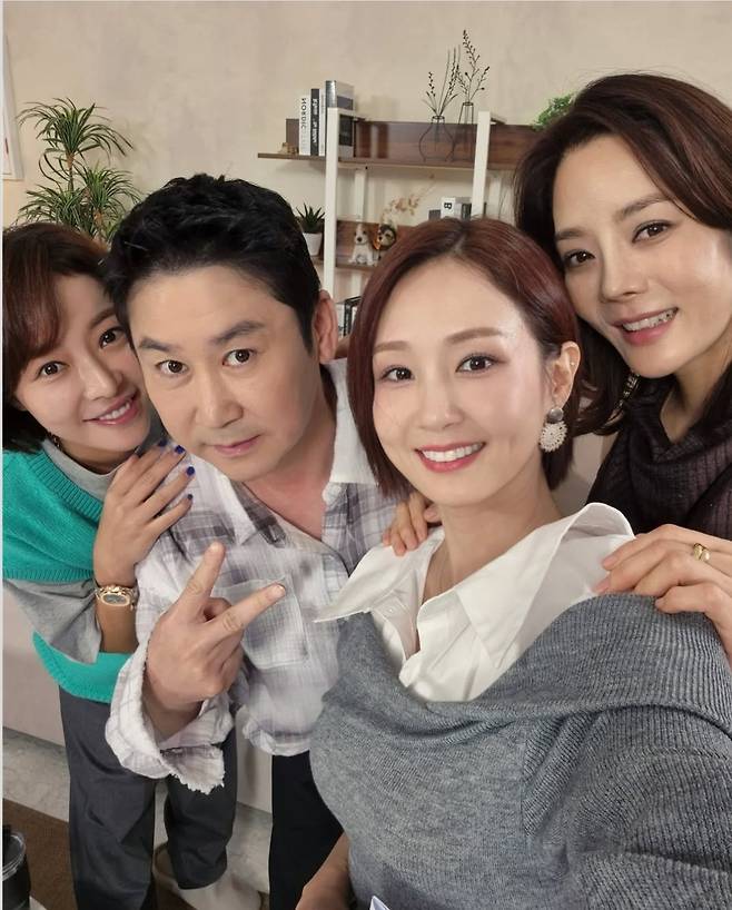 오정연 단추 푼 셔츠에 오프숄더 세련미 똑단발과 잘 어울려 우아한 롱스커트룩 뷰티는 내운명
