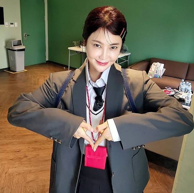 솔비 10대 여고생인 줄 18kg 감량 극세사 다리 40대 프레피룩 뷰티는 내운명