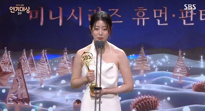 장나라 韓 연예계 최초 연기대상·가요대상 석권 새 역사 썼다sbs연기대상 종합
