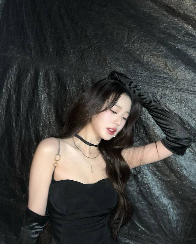 장원영 지누션과 말해줘 환상의 무대 고혹적인 올블랙 미니드레스룩 뷰티는 내운명