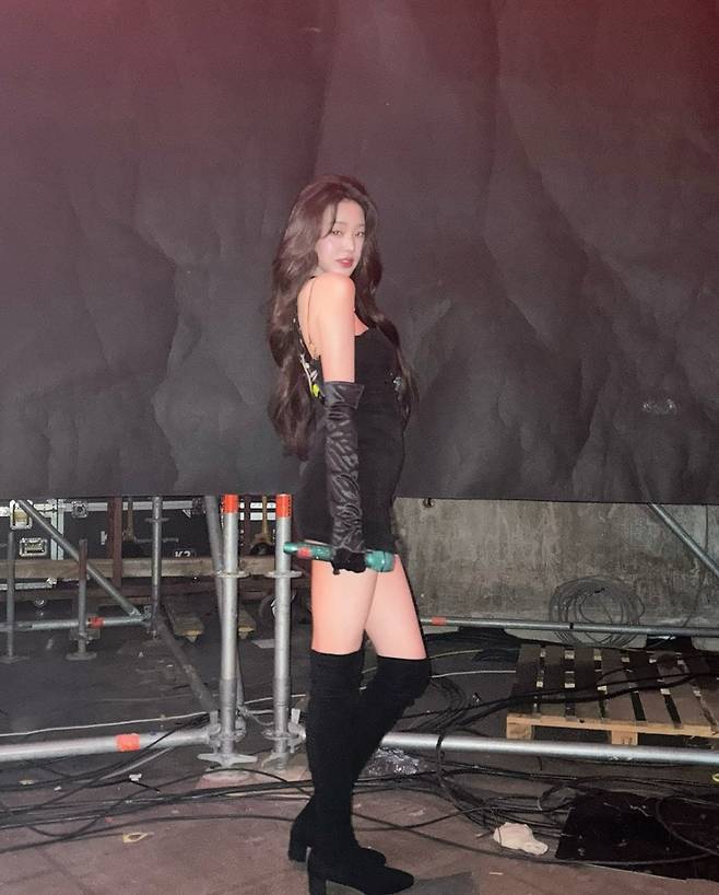 장원영 지누션과 말해줘 환상의 무대 고혹적인 올블랙 미니드레스룩 뷰티는 내운명