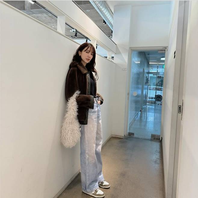 윤은혜 20대 리즈 시절 소환한 걸그룹 미모 빈티지 무스탕 와이드 데님 캐주얼 시크룩 뷰티는 내운명