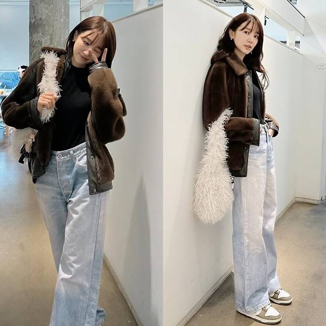 윤은혜 겨울 캐주얼 핏의 진수 시어링 재킷과 깃털 가방 핫한 조합 데일리룩 패션엔