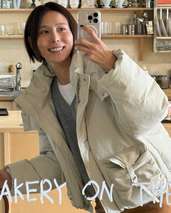 김나영 브이넥 니트코듀로이 팬츠 입고 카페 외출 라이프업