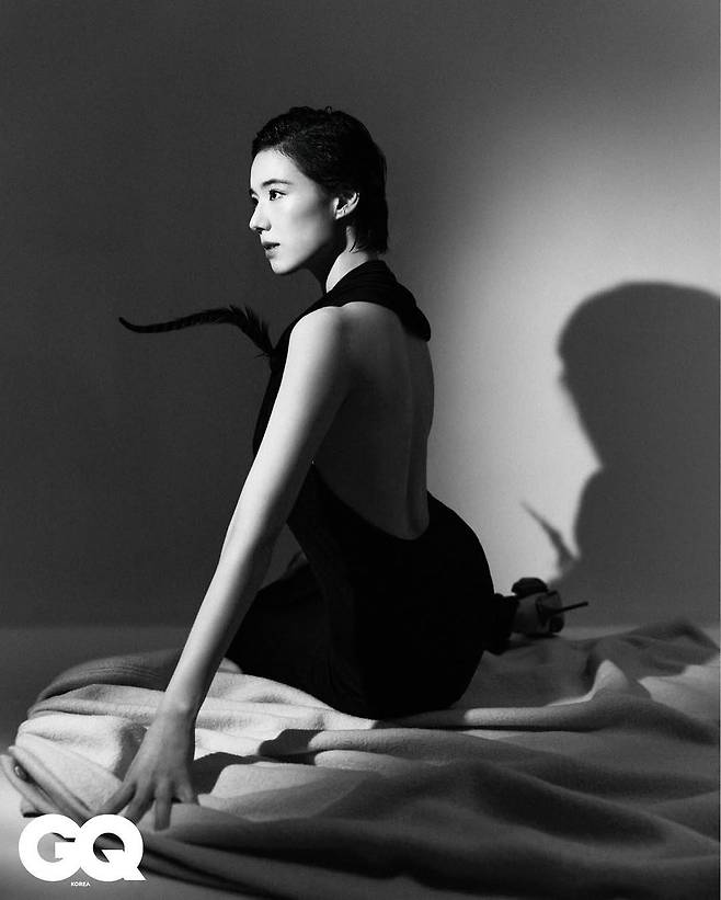 정년이 정은채 숏컷의 정석 원피스 입고 시크미 돋보이는 화보 공개 라이프업