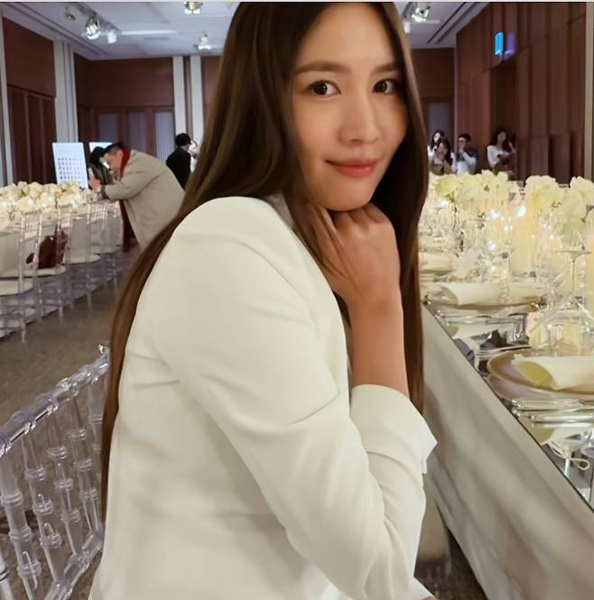 진아름 남궁민 쭉쭉 뻗은 각선미로 완성한 우아한 화이트 슈트룩 스타와 패션