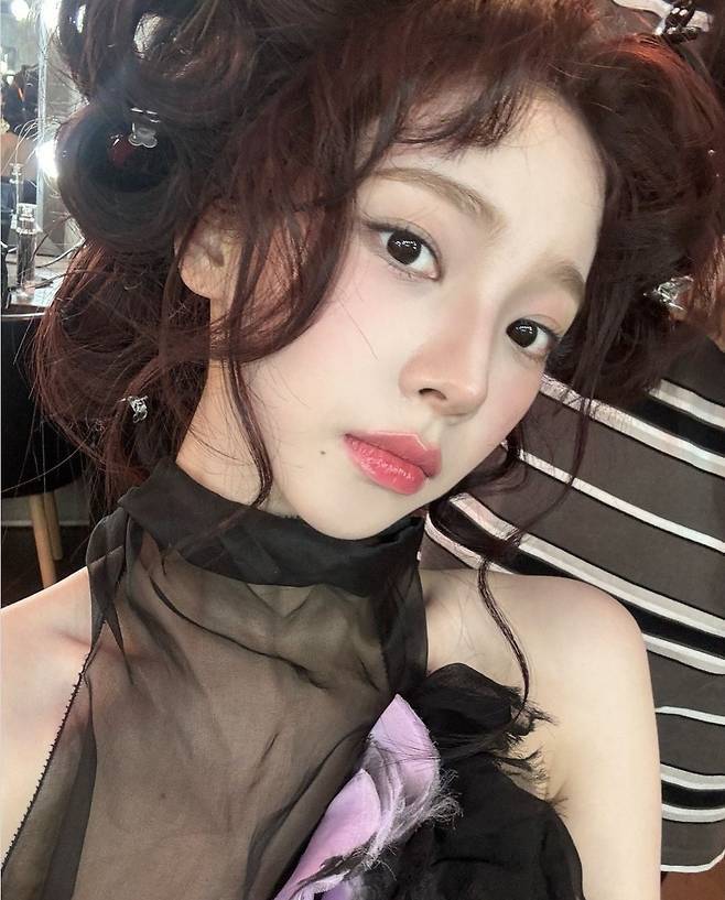 카리나 ‘고전 미인 그 자체 로맨틱 고딕 드레스로 완벽 입증 스타와 라이프