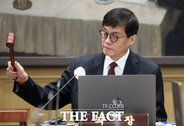 한은 내년 기준금리 추가 인하 예고정치 불확실성 증대