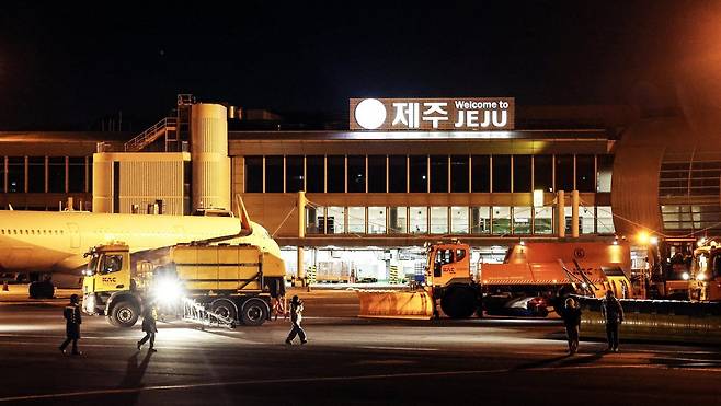 폭설로 인한 고립 막아라”눈과의 사투 벌이는 제주공항 토목팀