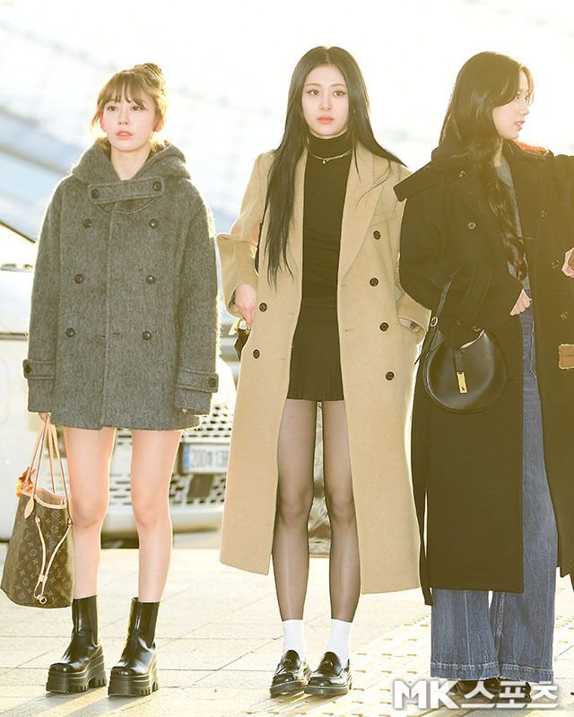 허윤진 여리여리 짧은 원피스 한파 이긴 스타킹에 롱코트 공항패션 뷰티는 내운명