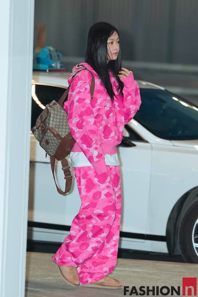 뉴진스 하니 추리닝 입었나 러블리 핑크 스웻 셋업룩 방콕 출국 패션엔