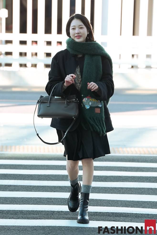 ‘장원영 친언니 장다아 공항에 뜬 러블리한 여친 머플러 두른 출국룩 패션엔