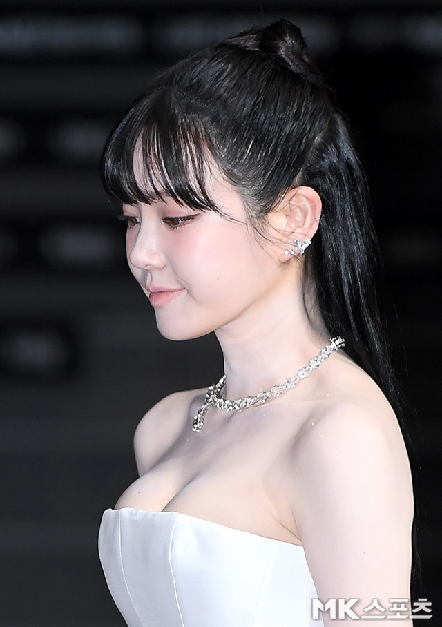 견미리 딸 이유비 눈부신 피부에 화이트 튜브탑 드레스로 우수연기상 쾌거 스타와 패션