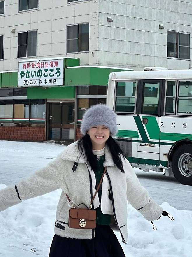 김세정 ‘취하는 로맨스 끝나고 삿포르 샤프카 쓴 로맨스 퀸 플리스 재킷 여행룩 패션엔