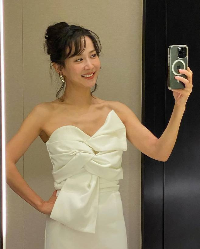 조여정 명품 미모 과시 리본 드레스로 완성한 43세 여신의 반전 비주얼 스타와 라이프