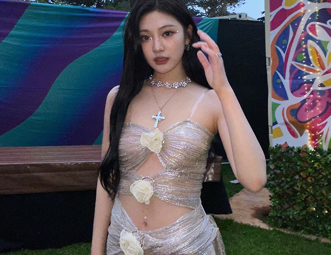 진짜 하얗네누드톤 초미니드레스입고 예뻐 난리난 여가수드레스룩 셀럽뉴스