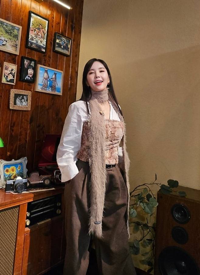 두아이 엄마 장영란 45세 잊은 초동안 비주얼 감탄이 절로 머플러 데일리룩 패션엔