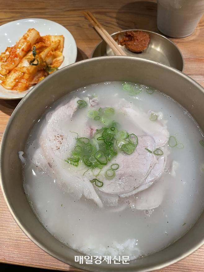 뉴요커들도 줄서는 돼지국밥집이 있다”김치 올려서 한입 딱 신세계네 특슐랭 In 뉴욕