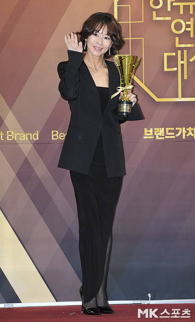 예지원 51세의 우아한 반란시선강탈 블랙룩 스타와 패션