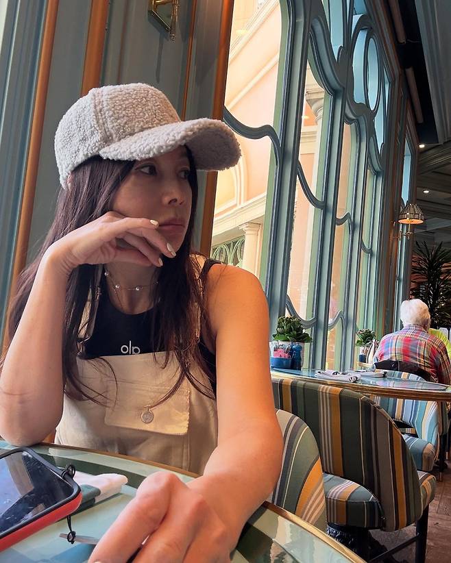 황신혜 60대 맞아 멜빵에 털모자 쓴 꾸러기룩 스타픽