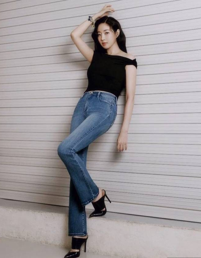당근만 섭취20대같은 46세 비주얼 여배우 S라인 슬림핏 데님룩 뷰티는 내운명
