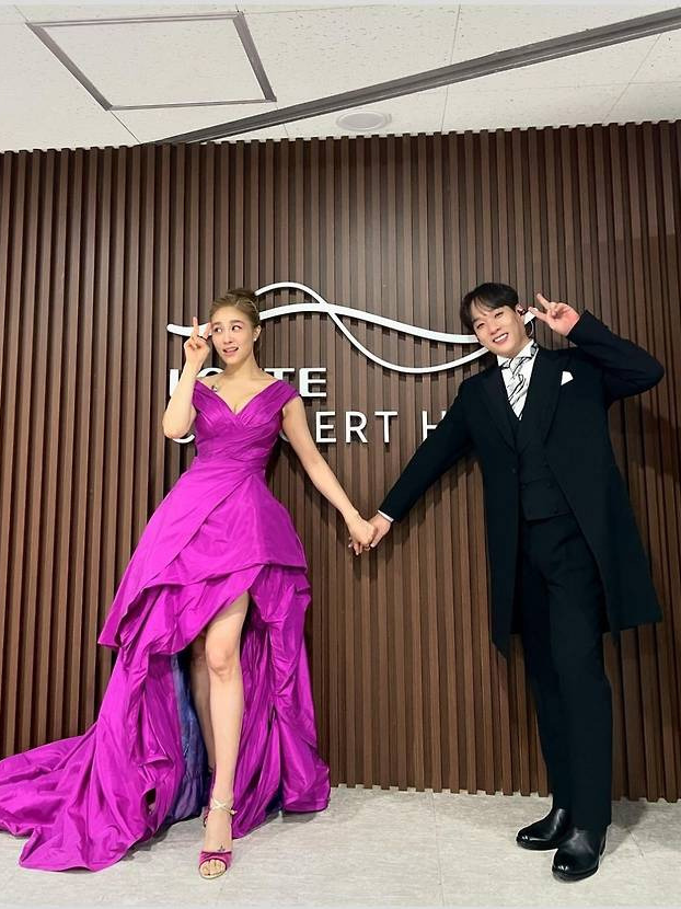 옥주현 시선을 사로잡는 11자 각선미 강렬한 푸시아 핑크 드레스의 완벽 조화 스타와 라이프