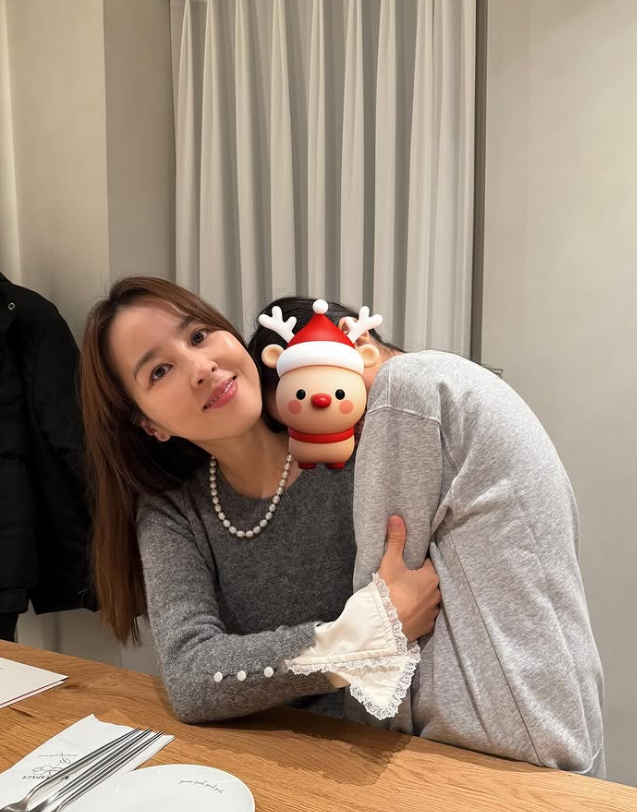 딸이 벌써 10살 진주목걸이로 코디한 니트룩으로 8살 연하 남편과 일상 공유한 여배우 셀럽뷰