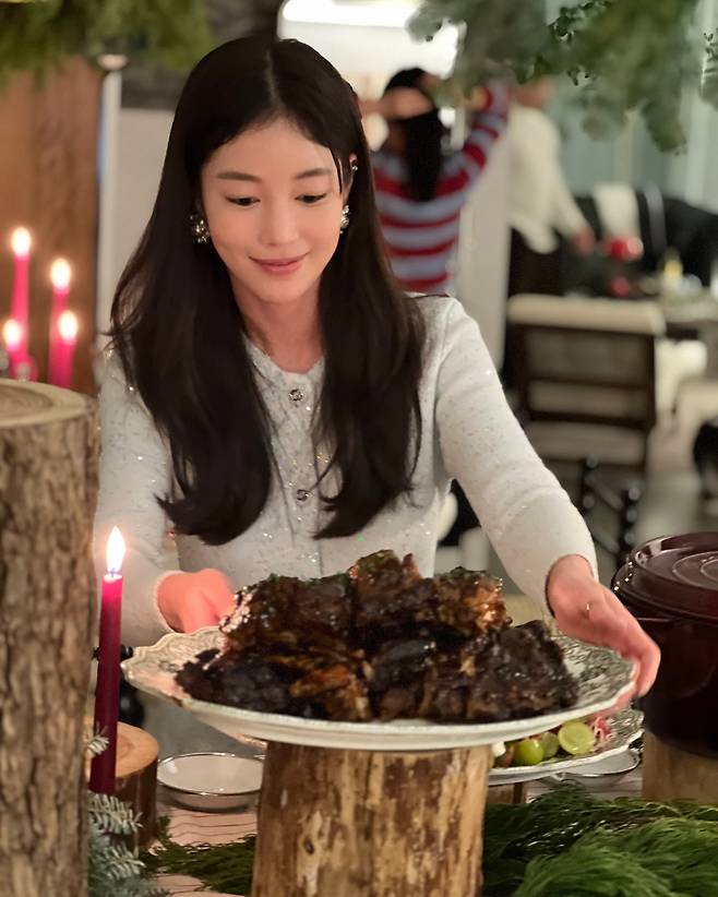 기은세 구찌 원피스 입고 빛나는 연말 패션 해피라이프
