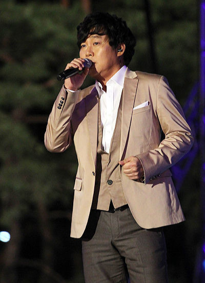 12살 연하 아내 대학졸업까지 기다렸다 바로 결혼한 탑연예인 스포엔 뉴세이