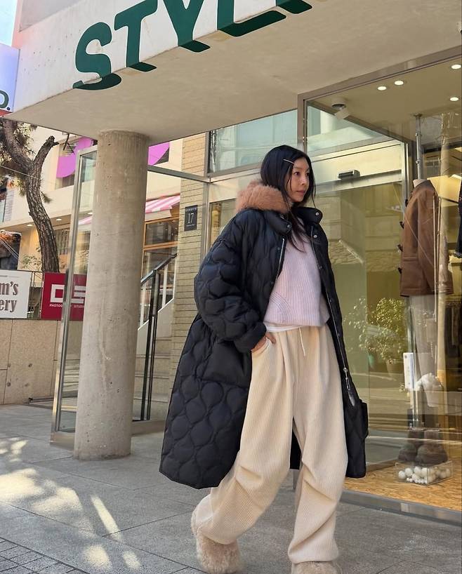 황신혜 추위 저격 퀼팅 패딩과 퍼 슈즈로 완성한 겨울 패션 교과서 스타와 라이프