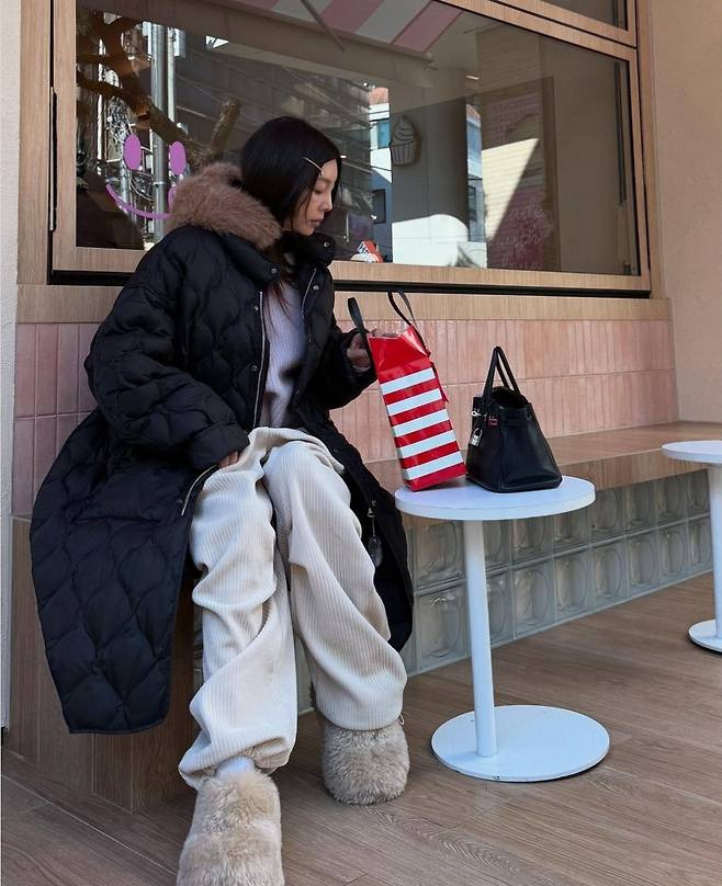 황신혜 추위 저격 퀼팅 패딩과 퍼 슈즈로 완성한 겨울 패션 교과서 스타와 라이프