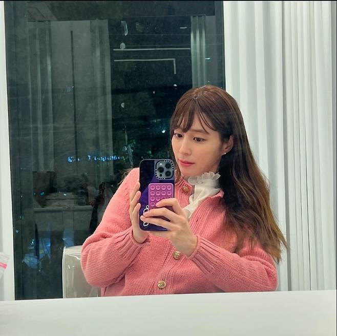 이민정 긴 머리와 이별 앞둔 변신에 핑크 카디건으로 완벽 데일리룩 스타와 라이프