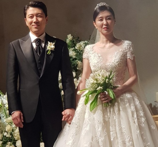 연상 여자친구와 공개 열애 5개월만에 결혼한 탑연예인 스포엔 뉴세이