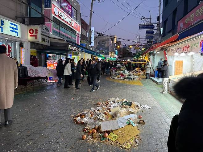 70대 男 몰던 차 돌진에 목동 깨비시장 난장판차없는 거리 건의했는데 현장
