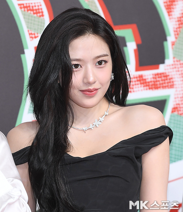 ‘가요대전 Mc 안유진 숨겨둔 긴 다리 까꿍 뽐낸 블랙 오프숄더 드레스룩 화제 스타와 패션