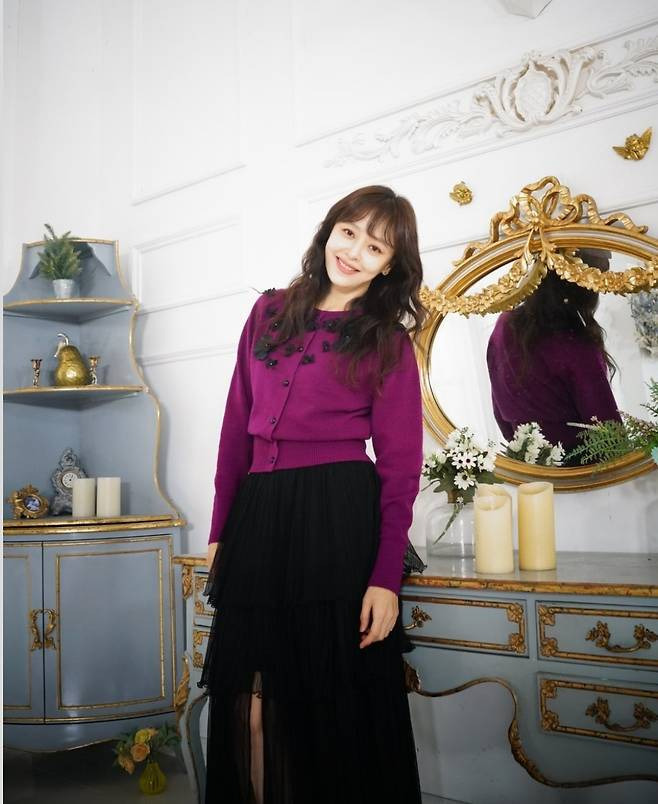 강성연 나이 무색한 동안 비주얼 보라색 카디건롱스커트로 시선 강탈 스타와 라이프