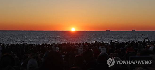 울산 간절곶에 모인 해맞이 인파