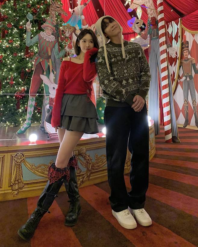 강민경 올화이트룩 입고 원조 얼짱다운 미모 웰니스라이프