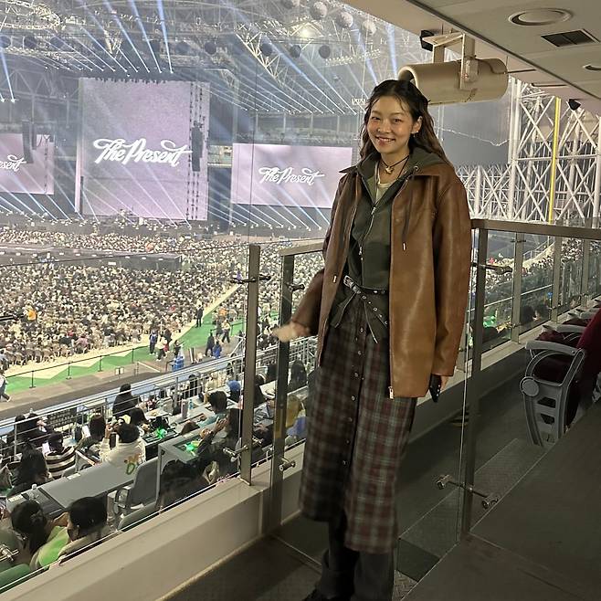송해나 37살 맞아 체크스커트 입고 힙스터 패션 해피라이프