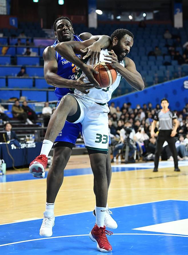 오누아쿠의 호쾌한 ‘역전 투핸드 덩크···db ‘삼성전 10연승 질주