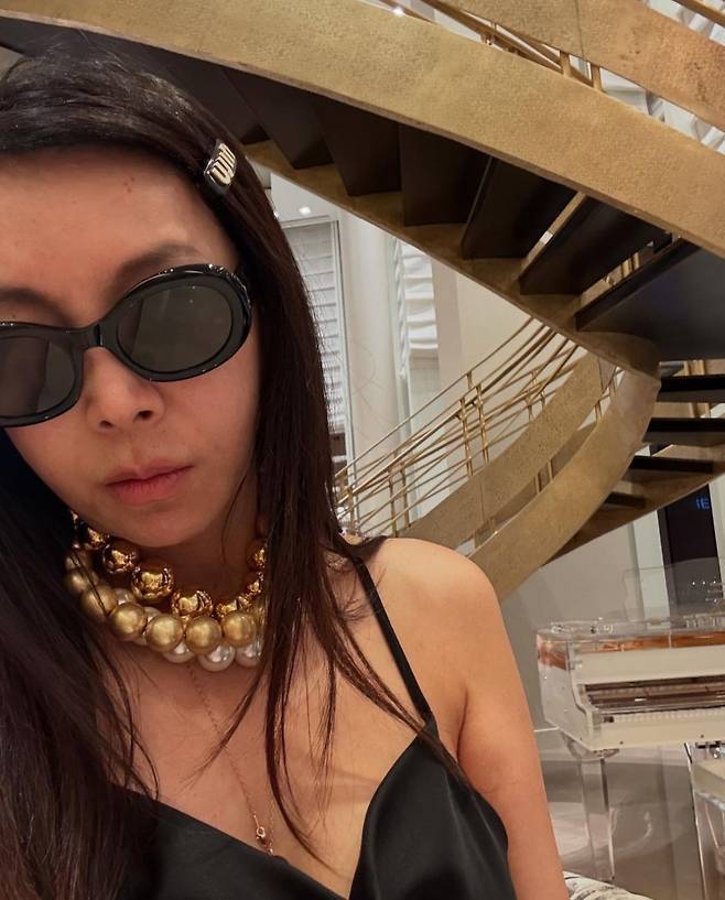 황신혜 황금빛 계단 위의 영화 같은 장면 우아한 백리스 드레스룩 스타와 라이프