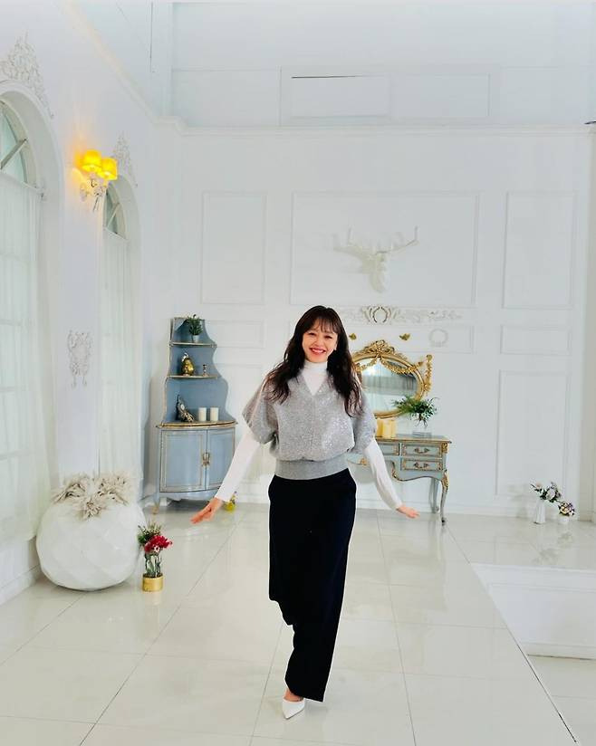 강성연 49세 믿기지 않는 치명적 S라인 니트 베스트로 드러난 완벽 몸매 스타와 라이프