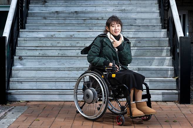 계단은 가로막는 벽 그것을 ‘뿌셔 눕히면 나아가는 다리 되죠”
