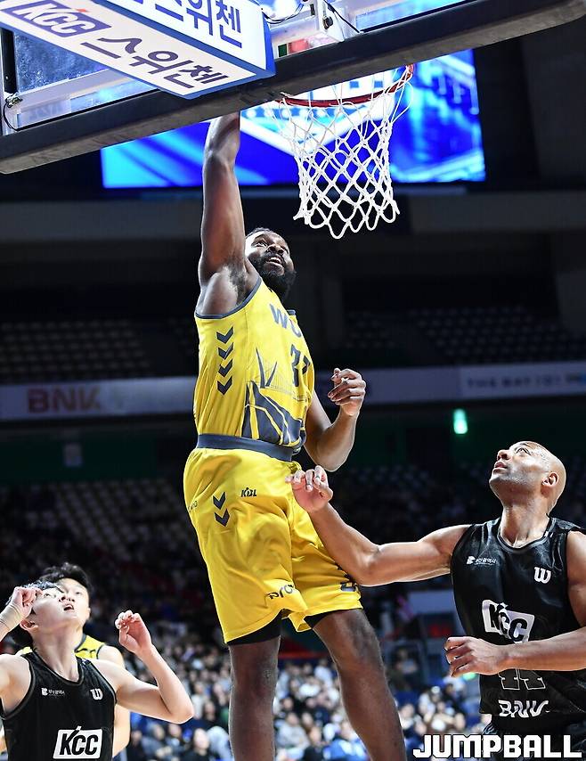 ‘오누아쿠 결승 덩크’ DB, KCC 추격 뿌리치고 5할 승률 복귀