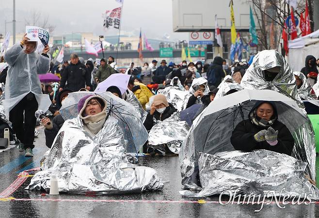 오마이포토 은박 담요 쓰고 한남대로에서 밤샌 시민들